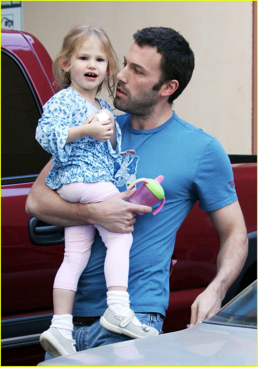 Violet Affleck Shows Sippy Cup Smile: Photo 1656541 | Ben Affleck ...