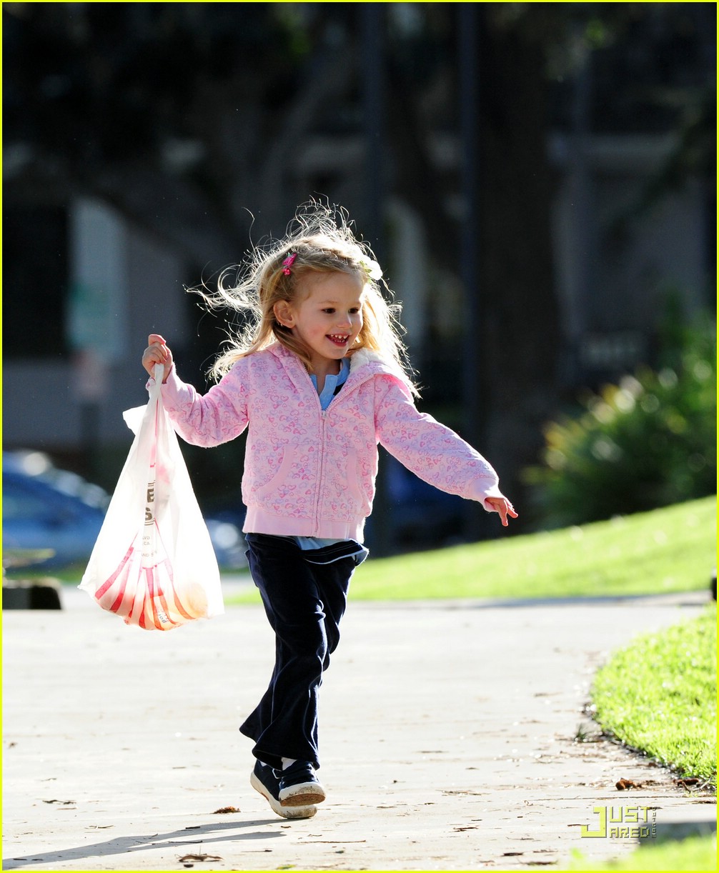 Violet Affleck: Skip To My Lou!: Photo 1715471 | Ben Affleck, Celebrity ...