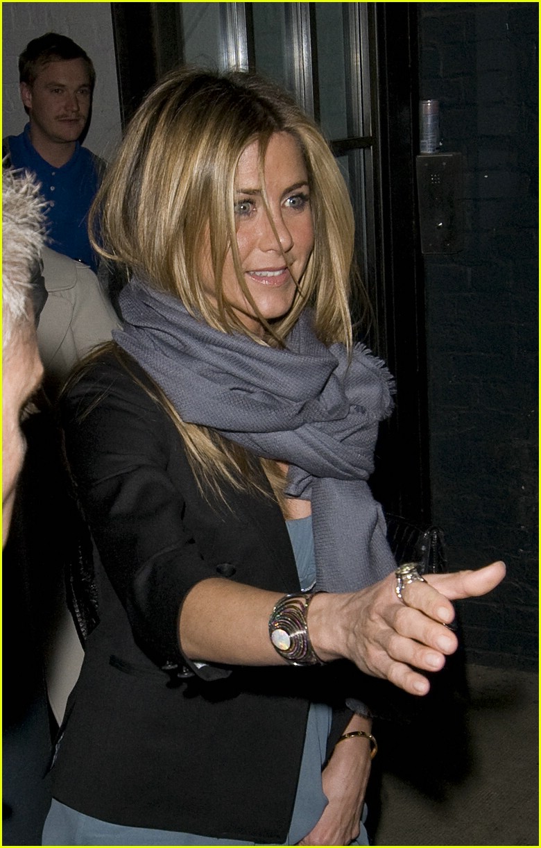 Jennifer Aniston Shows Off Some Leg: Photo 1762851 | Jennifer Aniston ...