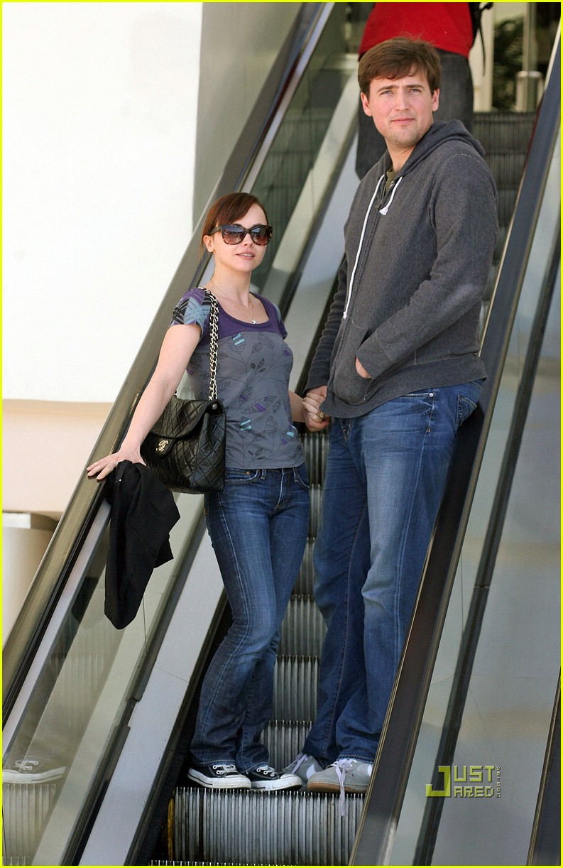 Christina Ricci's Engagement Ring -- FIRST LOOK: Photo 1798431 ...