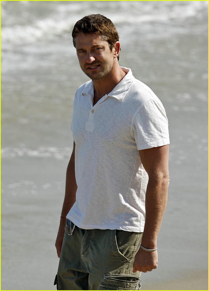 Gerard Butler Likes Long Walks On The Beach: Photo 1946711 | Gerard ...