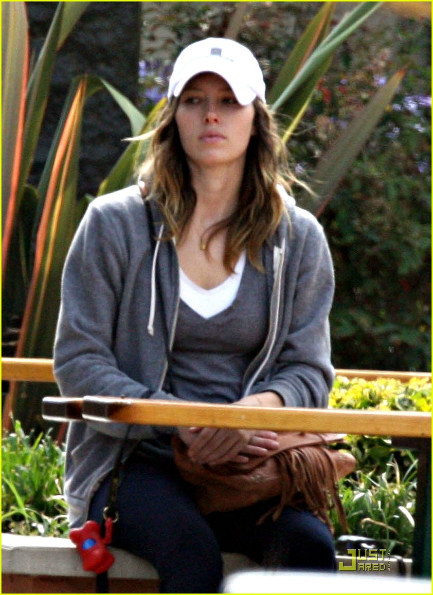Jessica Biel Is A Deft Dog Walker: Photo 1988371 | Jessica Biel, Justin ...