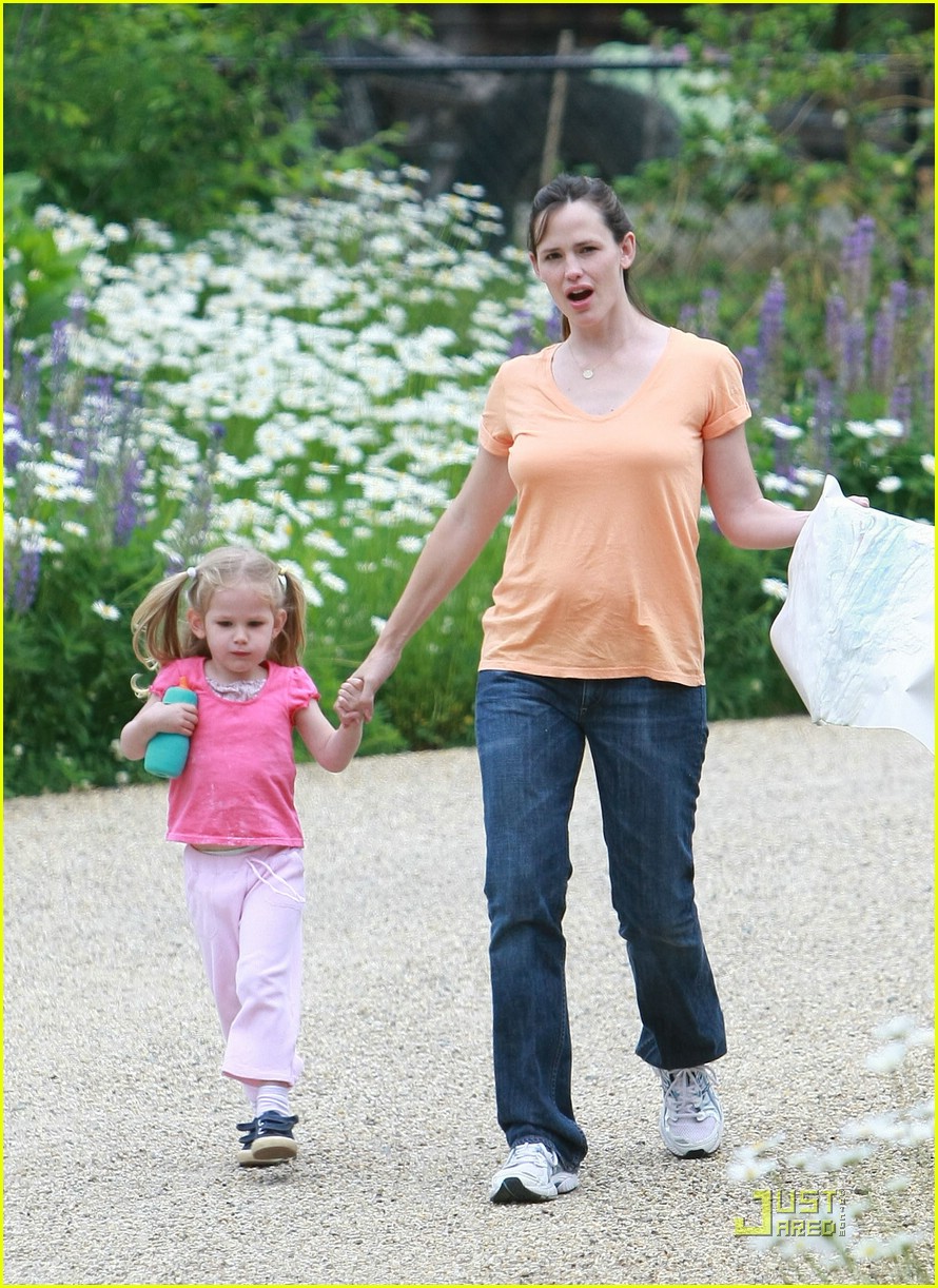 Violet Affleck is Painting Pretty: Photo 1970571 | Ben Affleck ...