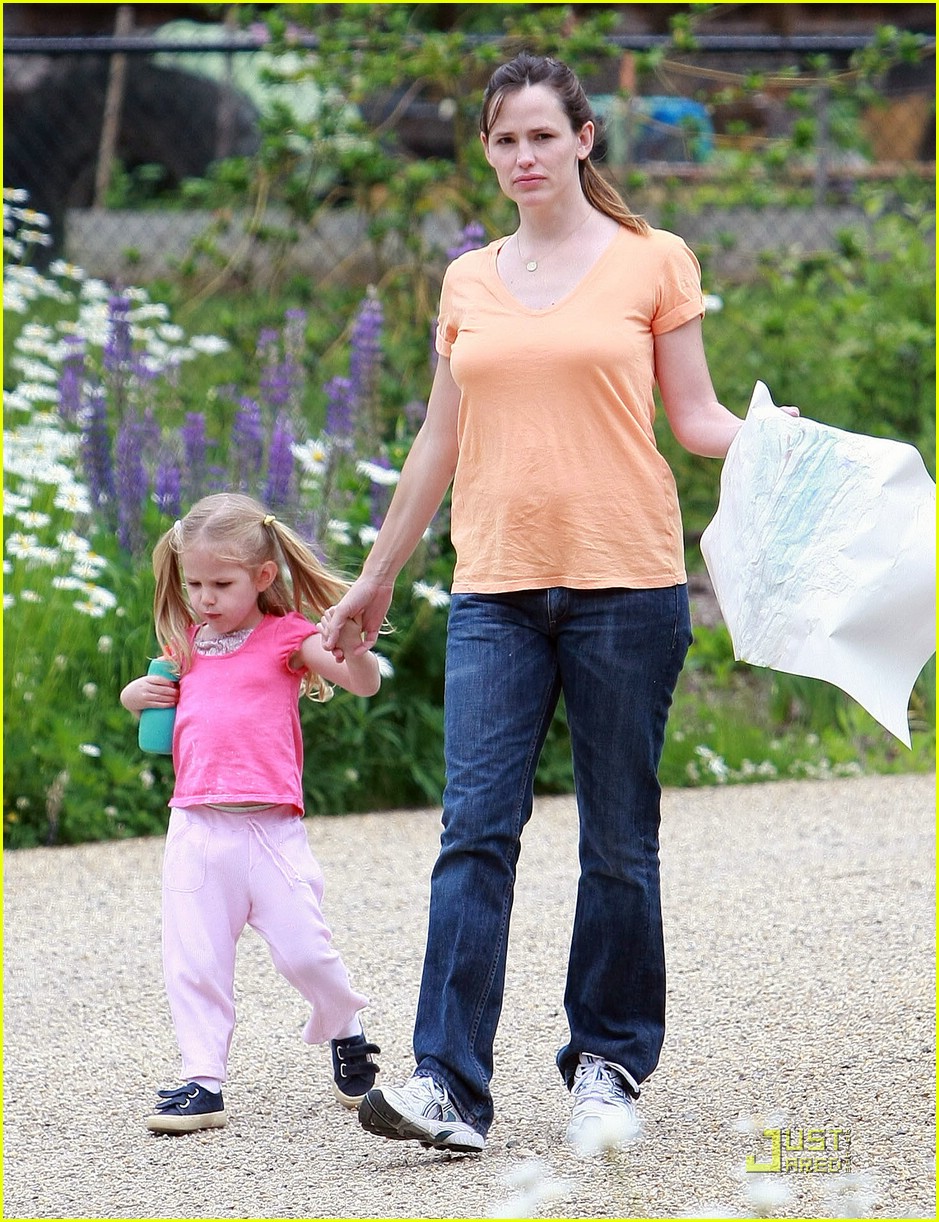 Violet Affleck is Painting Pretty: Photo 1970581 | Ben Affleck ...
