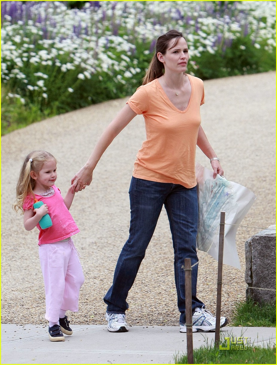 Violet Affleck is Painting Pretty: Photo 1970641 | Ben Affleck ...