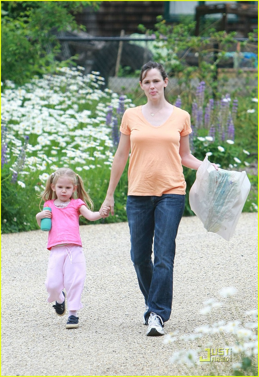 Violet Affleck is Painting Pretty: Photo 1970671 | Ben Affleck ...