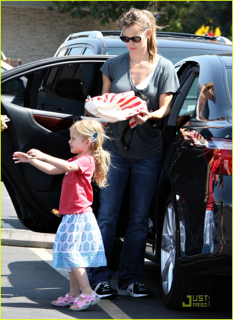 Jennifer Garner is a Grapes Girl: Photo 2077572 | Jennifer Garner ...