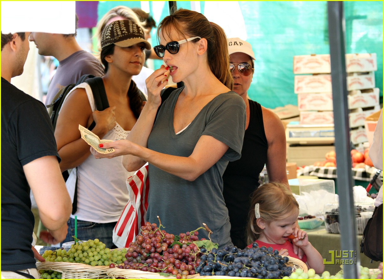 Jennifer Garner is a Grapes Girl: Photo 2077732 | Jennifer Garner ...