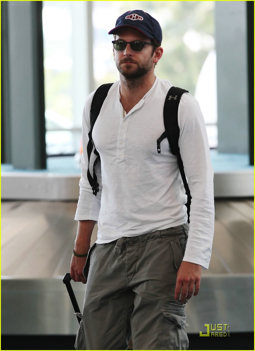 Bradley Cooper Stays Cool In Canada: Photo 2098422 | Bradley Cooper ...