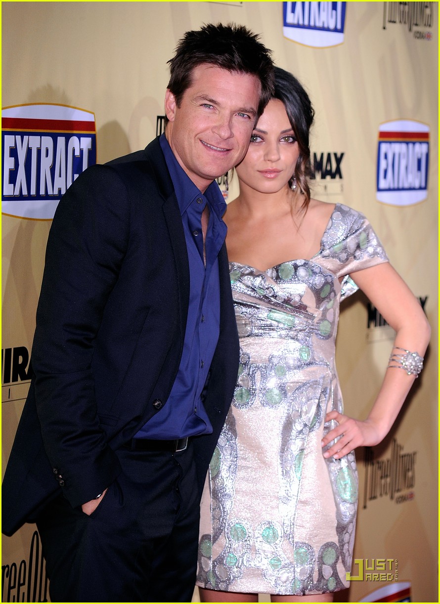 Mila Kunis Extracts Jason Bateman: Photo 2157402 | Jason Bateman ...