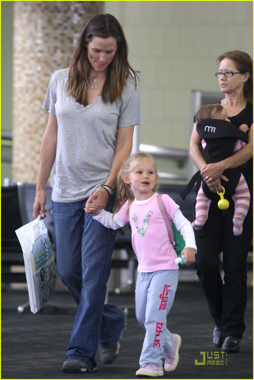 Violet Affleck is a Wide-Eyed Wanderer: Photo 2179422 | Ben Affleck ...