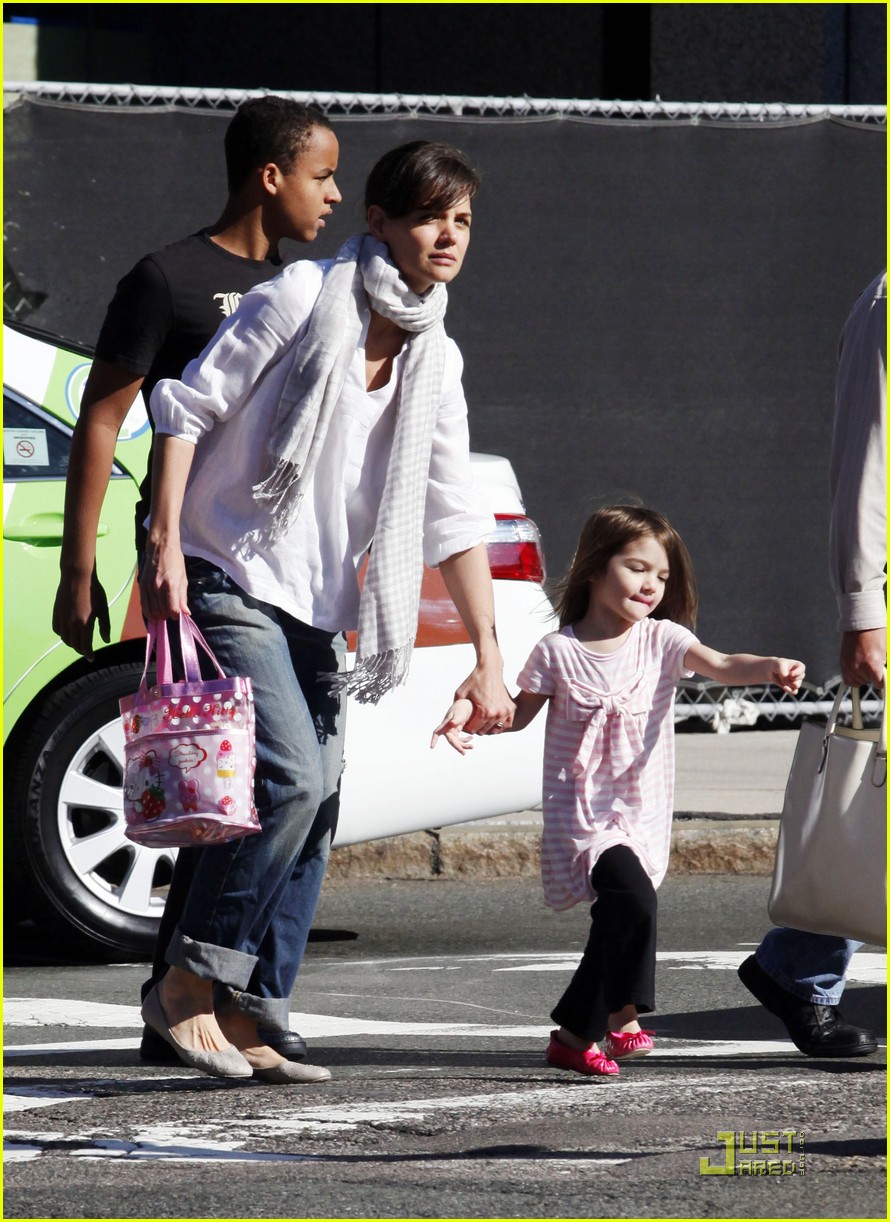 Suri Cruise: Hello Kitty Cutie: Photo 2230431 | Celebrity Babies ...