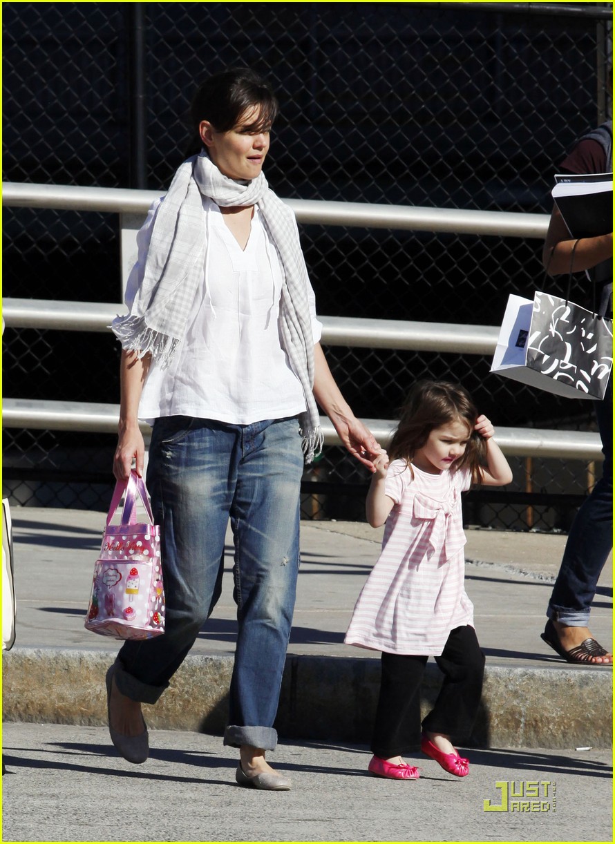 Suri Cruise: Hello Kitty Cutie: Photo 2230481 | Celebrity Babies ...