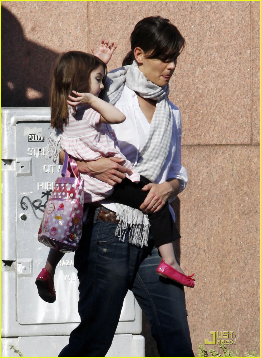 Suri Cruise: Hello Kitty Cutie: Photo 2230511 | Celebrity Babies ...