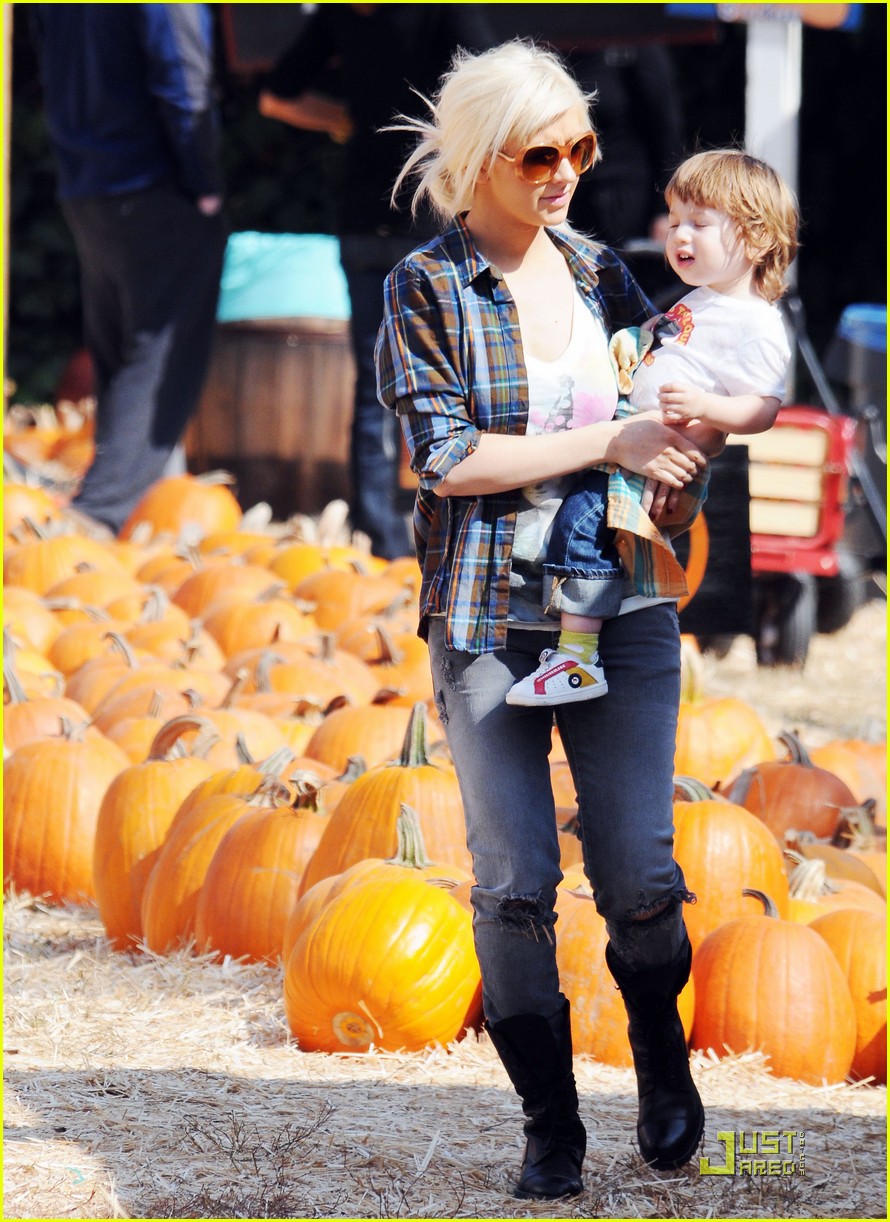 Christina Aguilera Visits A Pumpkin Patch: Photo 2280412 | Celebrity Babies, Christina Aguilera ...