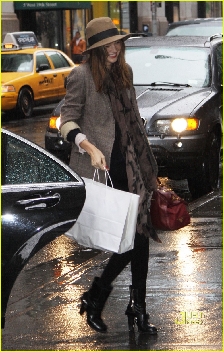 Miranda Kerr Faces The Pharmacy in the Rain: Photo 2391221 | Miranda ...
