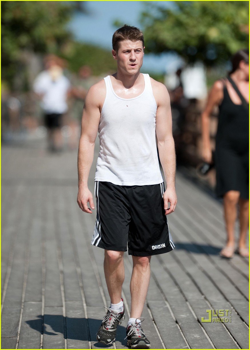 Ben McKenzie: Tank Top Run!: Photo 2391861 | Benjamin McKenzie Photos | Just Jared: Celebrity ...