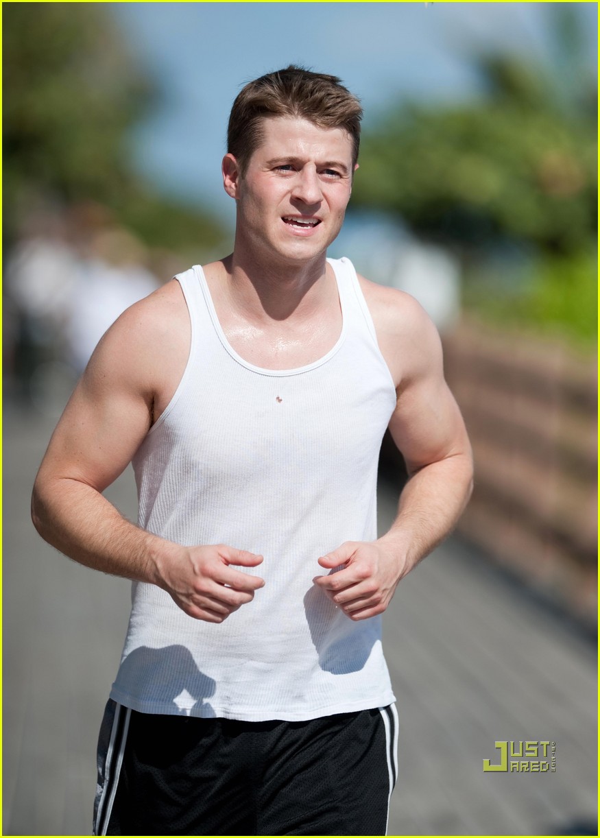 Ben McKenzie: Tank Top Run!: Photo 2391871 | Benjamin McKenzie Photos | Just Jared: Celebrity ...
