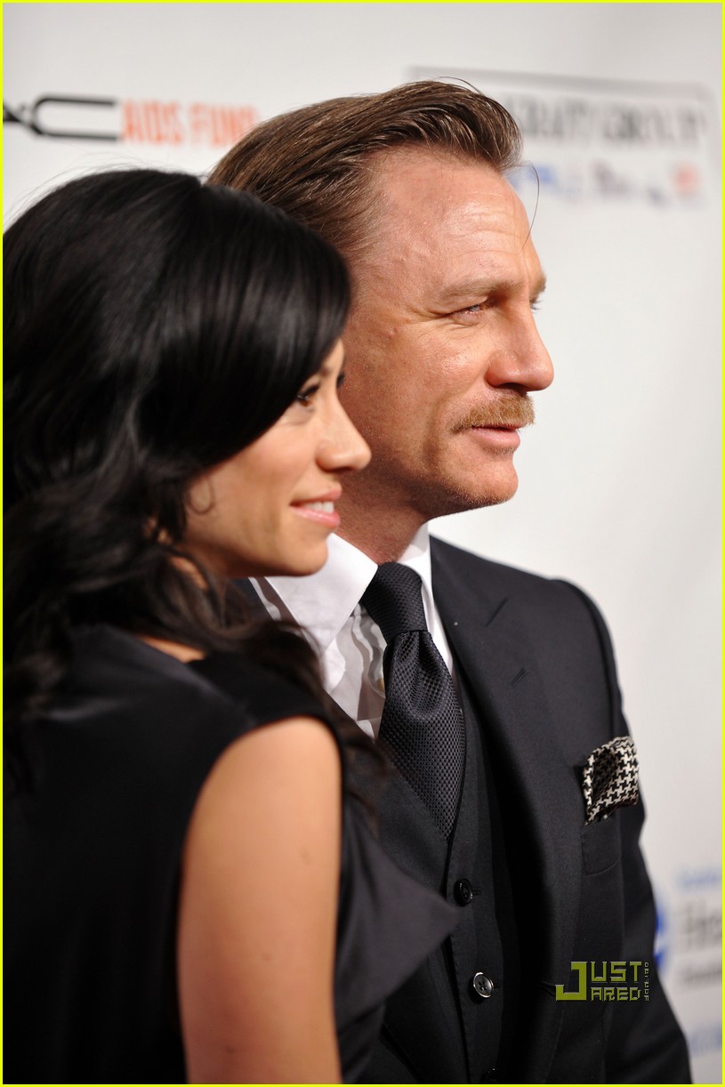 Daniel Craig & Satsuki Mitchell Supports Elton John's AIDS Foundation ...