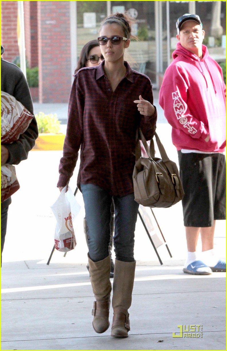 Jessica Alba: Are You Feeling the Holiday Cheer?: Photo 2404025 | Cash ...