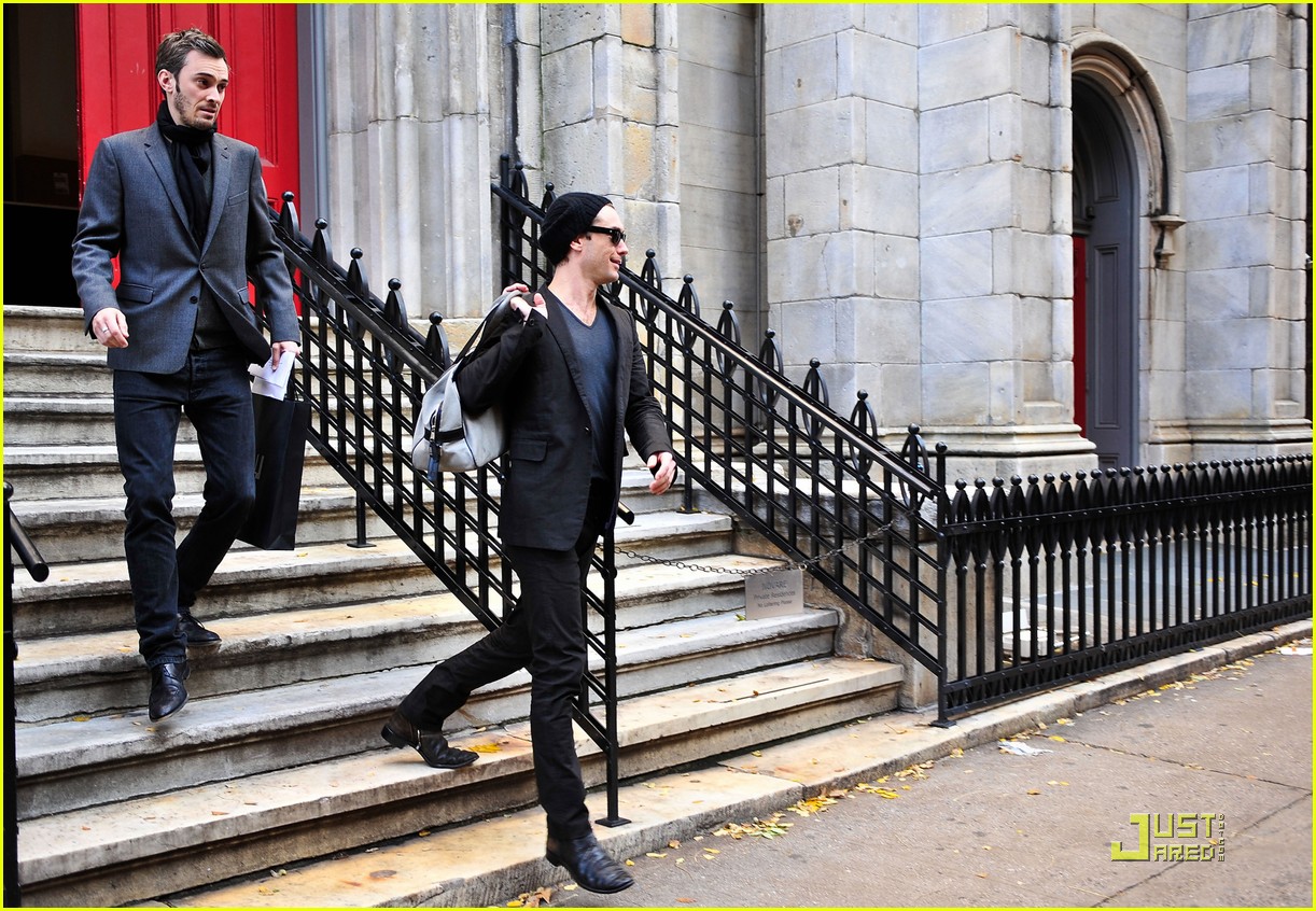 Jude Law Walks Around The West Village: Photo 2400255 | Jude Law Photos ...