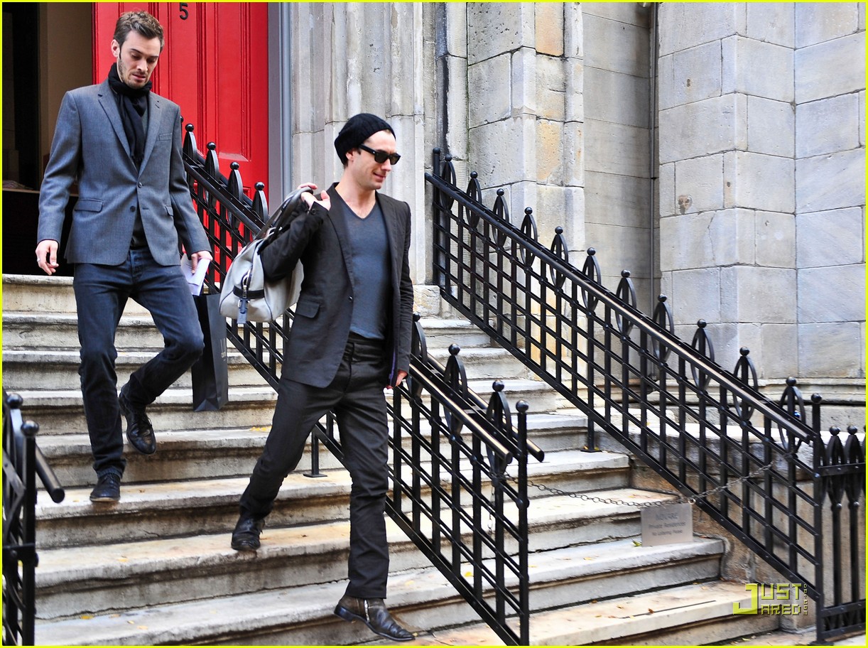 Jude Law Walks Around The West Village: Photo 2400260 | Jude Law Photos ...