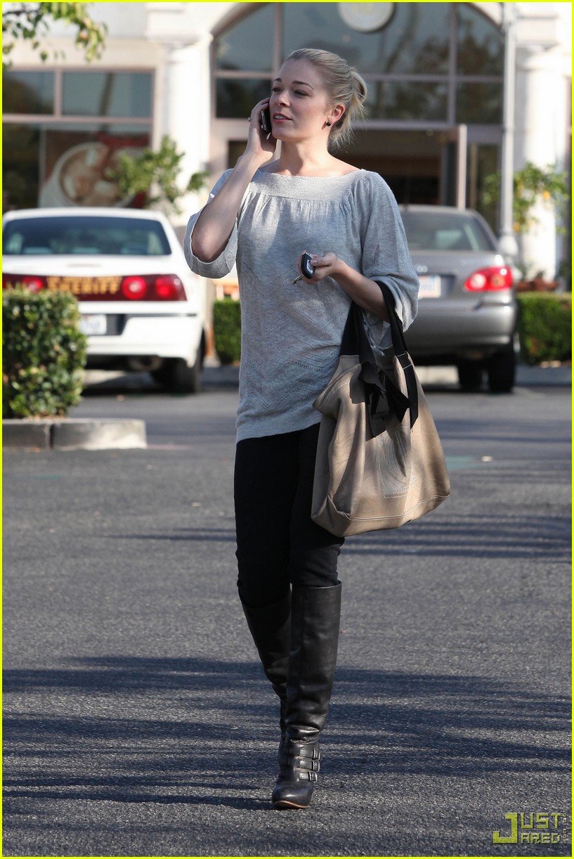 LeAnn Rimes is Chatty in Calabasas: Photo 2397861 | LeAnn Rimes Photos ...