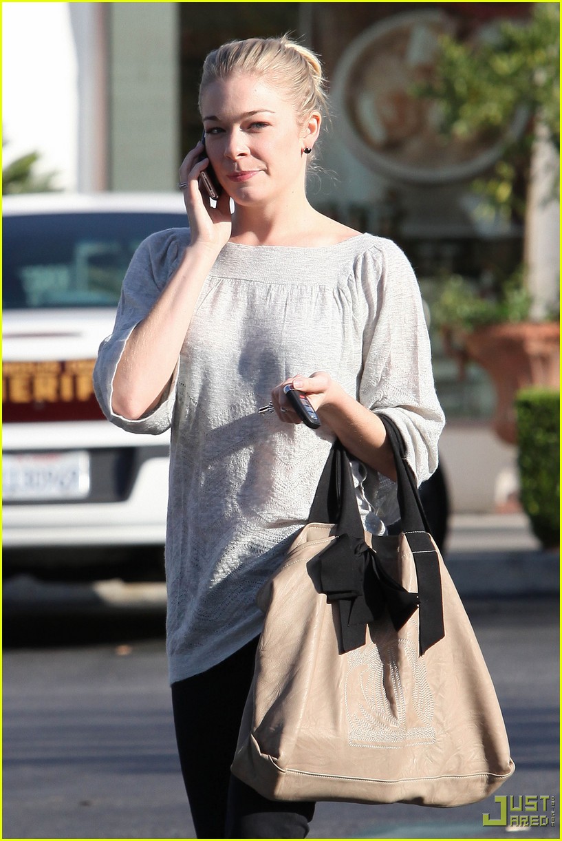 LeAnn Rimes is Chatty in Calabasas: Photo 2397921 | LeAnn Rimes Photos ...