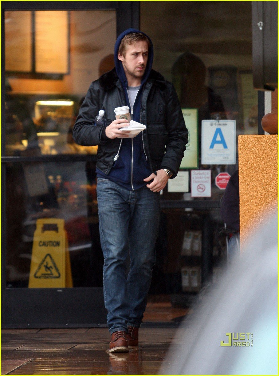 Photo: ryan gosling starbucks run 02 | Photo 2411123 | Just Jared ...