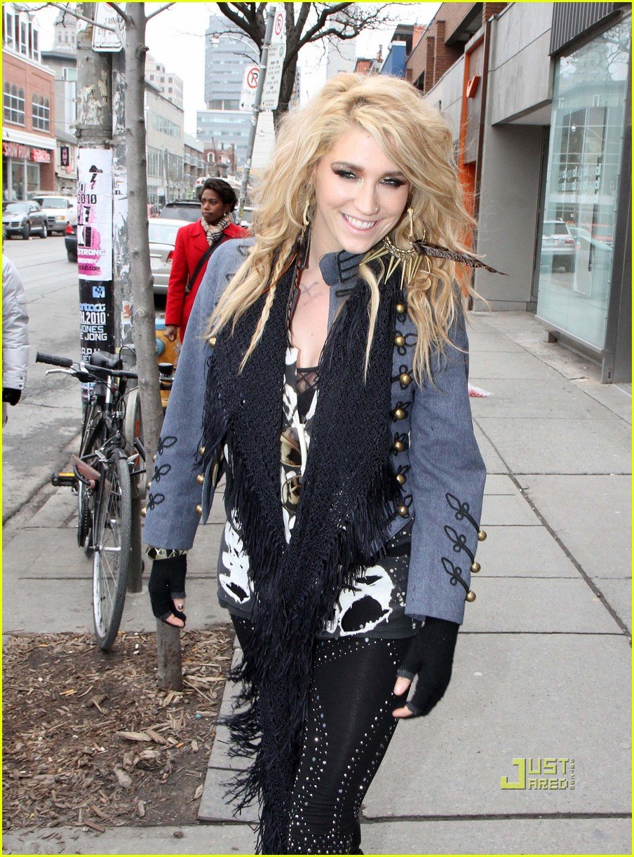 Ke$ha Loves Brad Pitt's Braided Beard: Photo 2410115 | Brad Pitt, Kesha ...