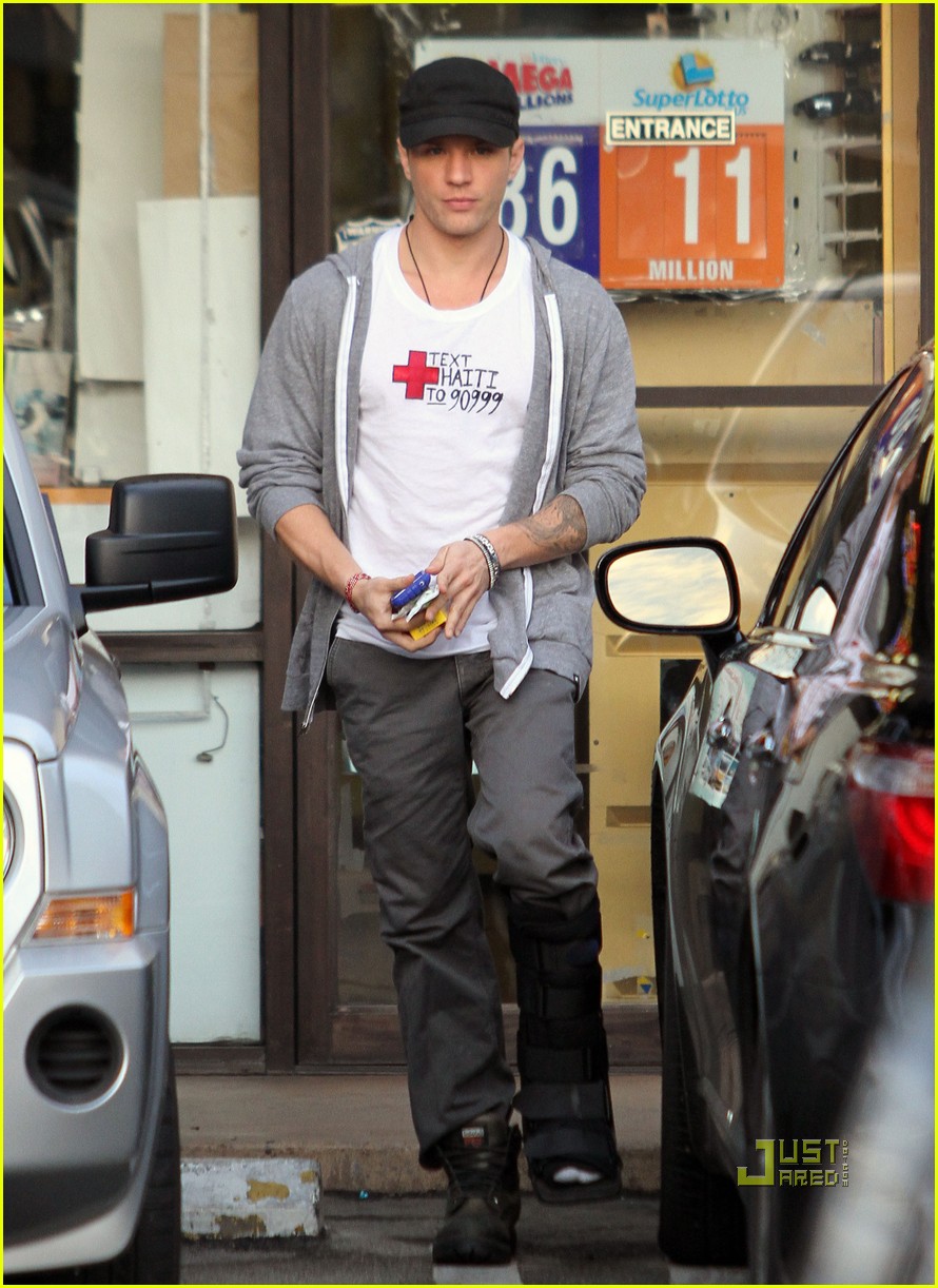 Ryan Phillippe: Text Haiti to 90999!: Photo 2410372 | Ryan Phillippe ...