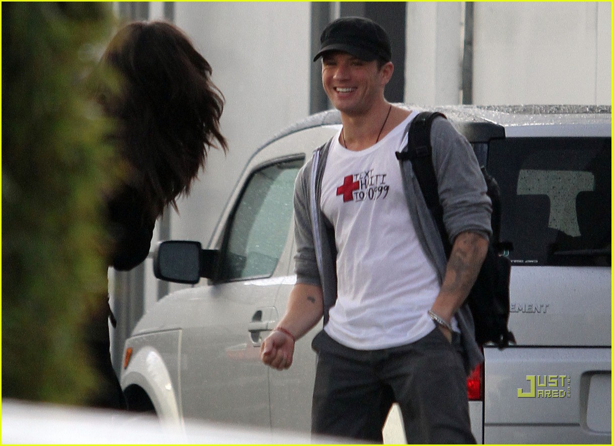 Ryan Phillippe: Text Haiti to 90999!: Photo 2410374 | Ryan Phillippe ...