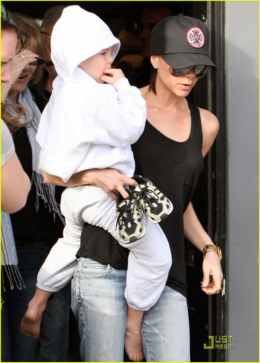 Victoria Beckham Visits The Cross Creek Center: Photo 2413324 ...