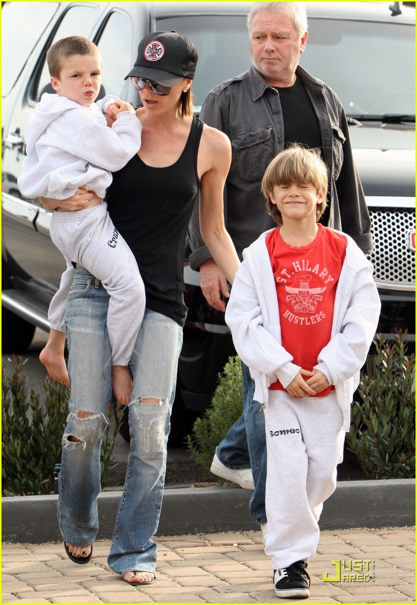 Victoria Beckham Visits The Cross Creek Center: Photo 2413326 ...