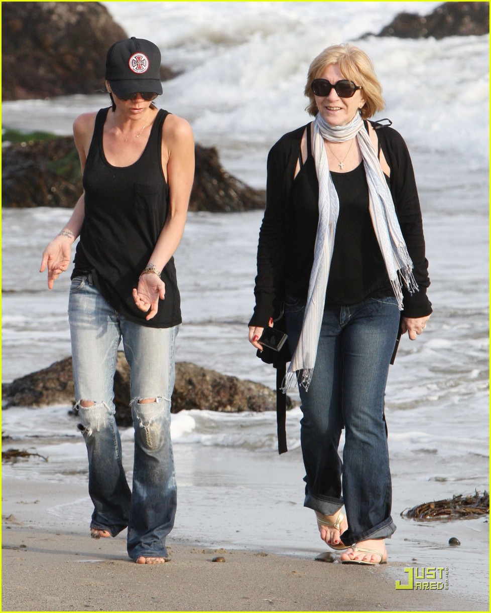 Victoria Beckham Visits The Cross Creek Center: Photo 2413330 ...