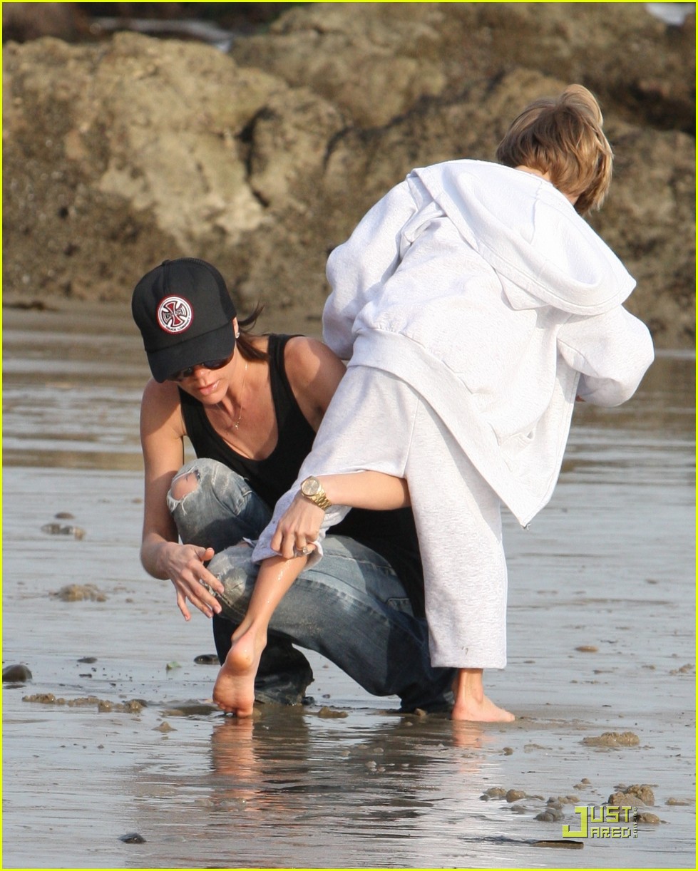 Victoria Beckham Visits The Cross Creek Center: Photo 2413337 ...