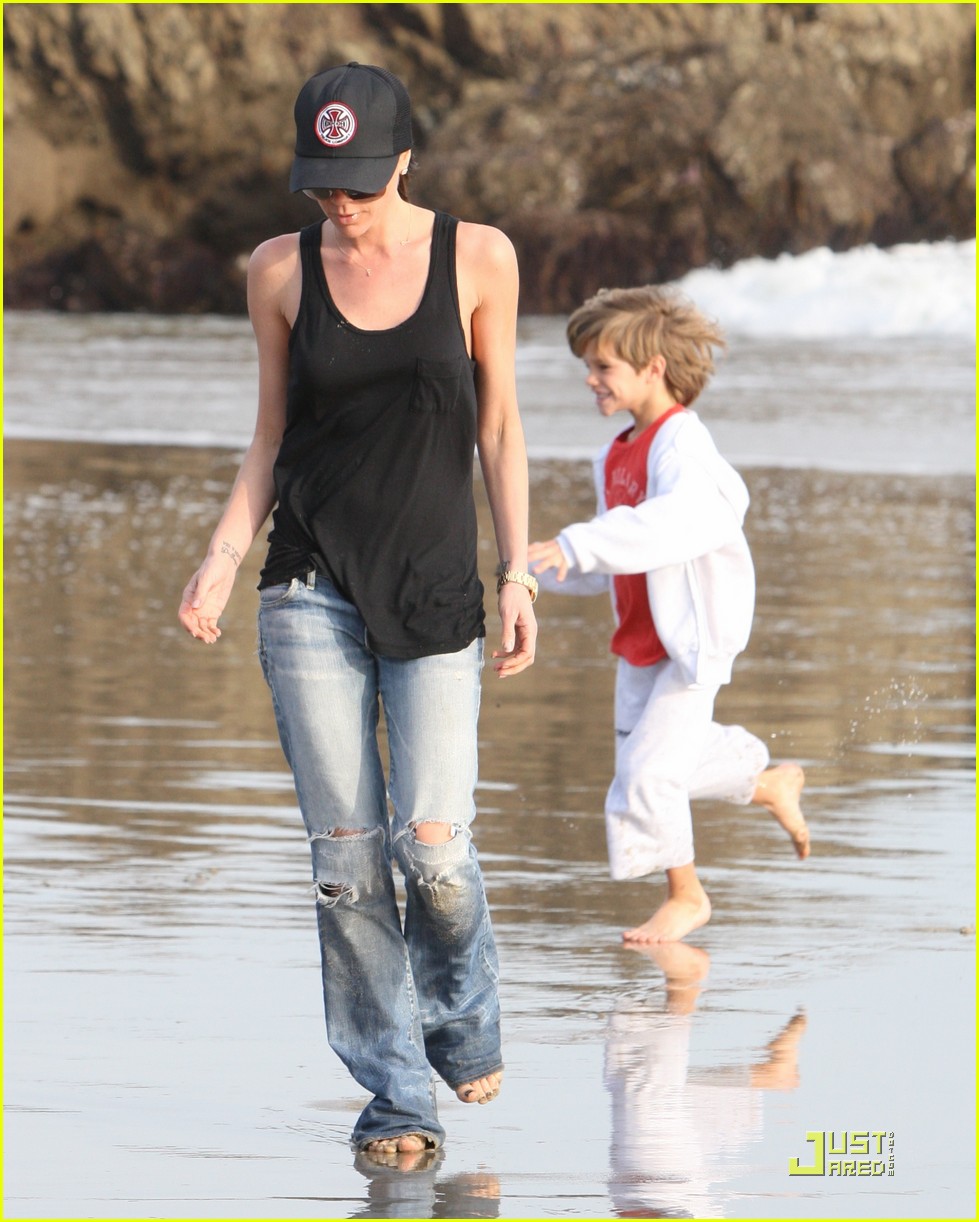 Victoria Beckham Visits The Cross Creek Center: Photo 2413340 ...