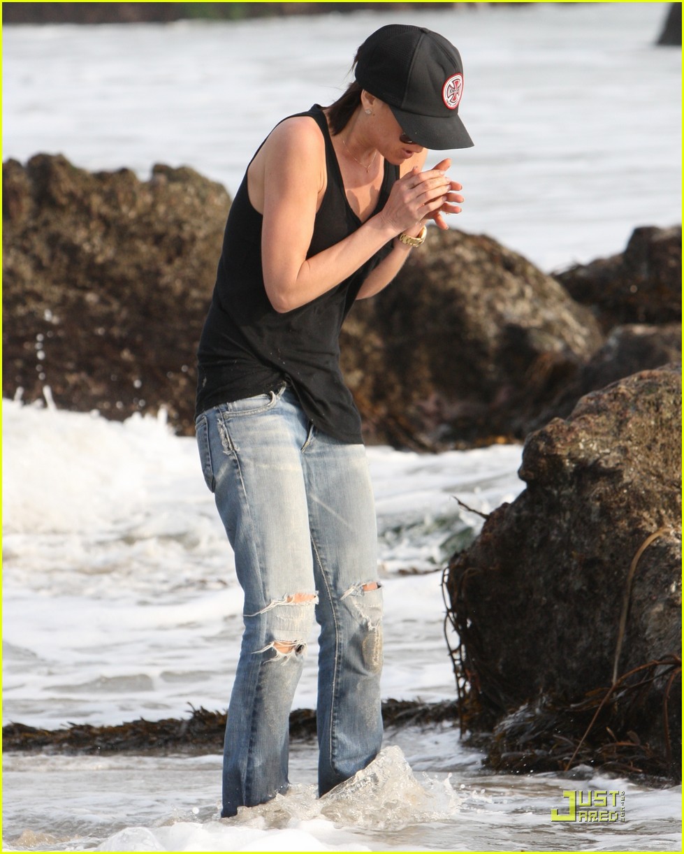 Victoria Beckham Visits The Cross Creek Center: Photo 2413343 ...