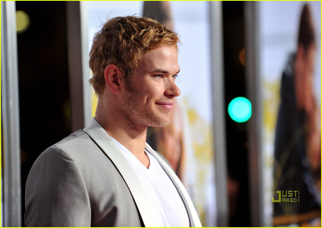Kellan Lutz Checks Out 'Dear John': Photo 2413689 | Kellan Lutz Photos ...