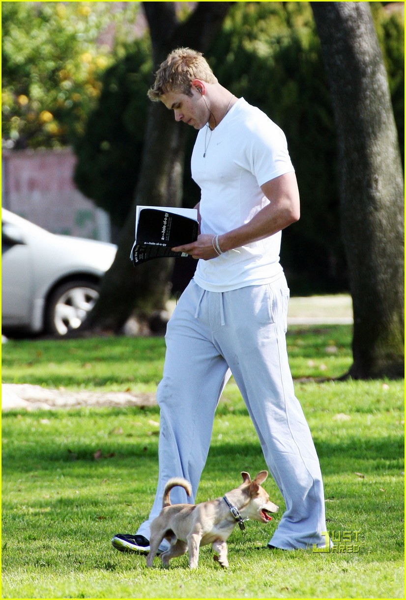 Kellan Lutz Brings His Pups to the Park: Photo 2427339 | Kellan Lutz ...
