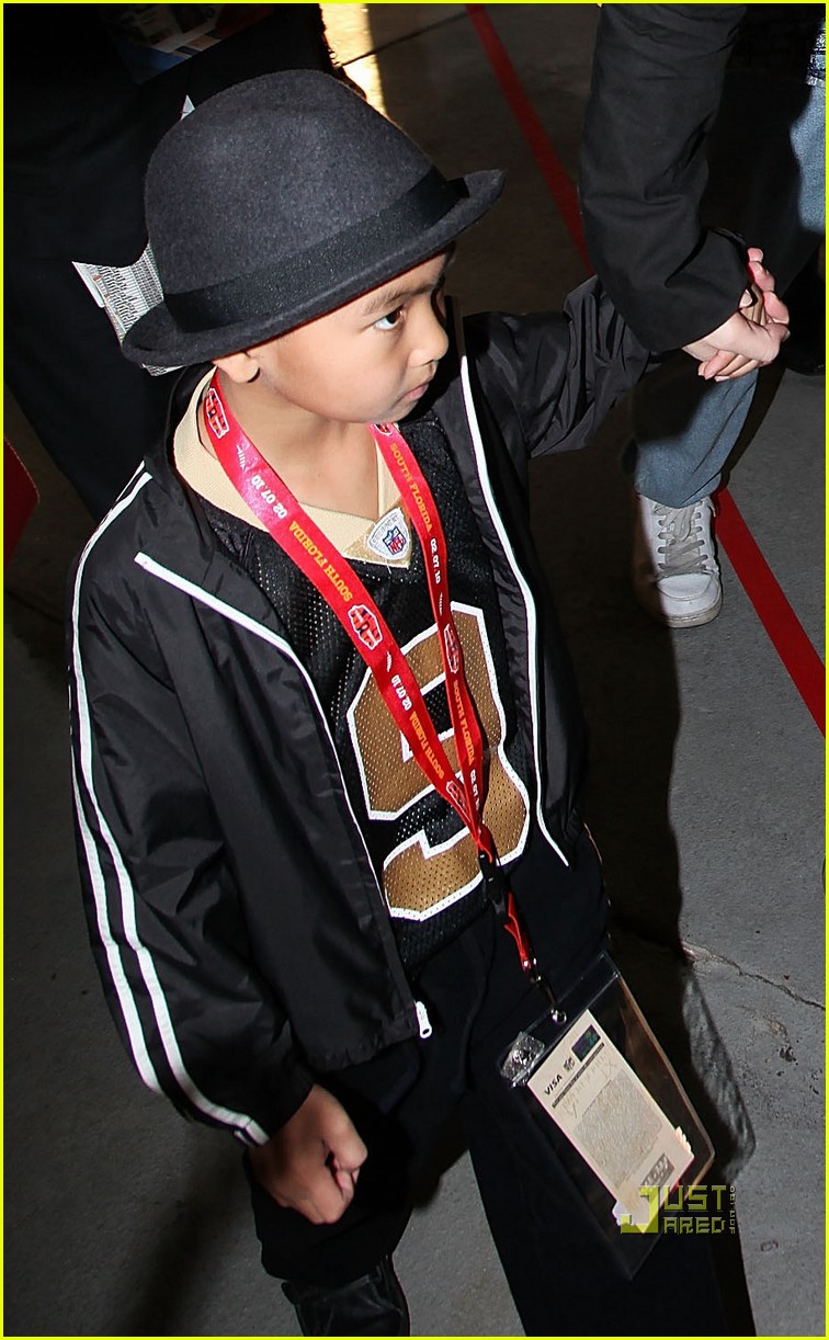 Brad Pitt: Super Bowl Sunday with Maddox!: Photo 2426019 | Angelina ...