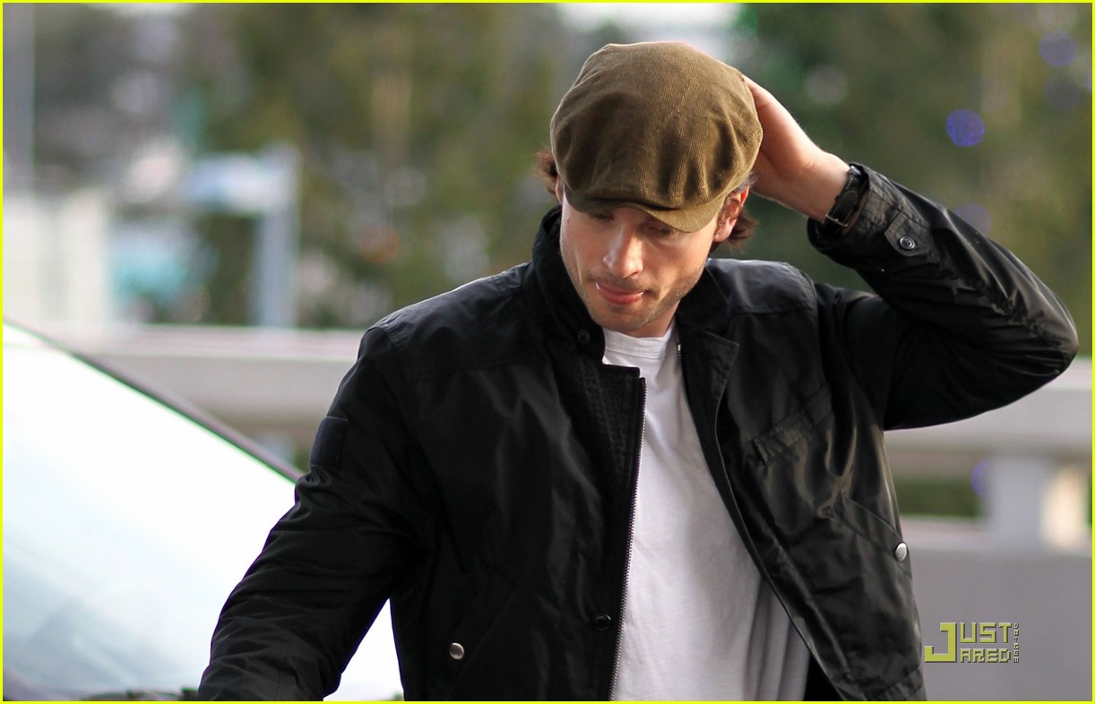 Tom Welling: Up, Up and Away!: Photo 2428493 | Tom Welling Photos ...