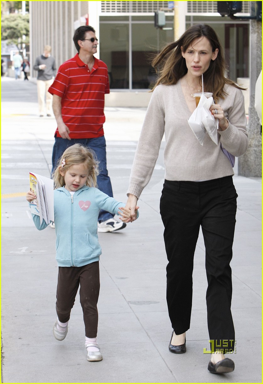 Violet Affleck is a Bookworm Beauty: Photo 2431414 | Ben Affleck ...