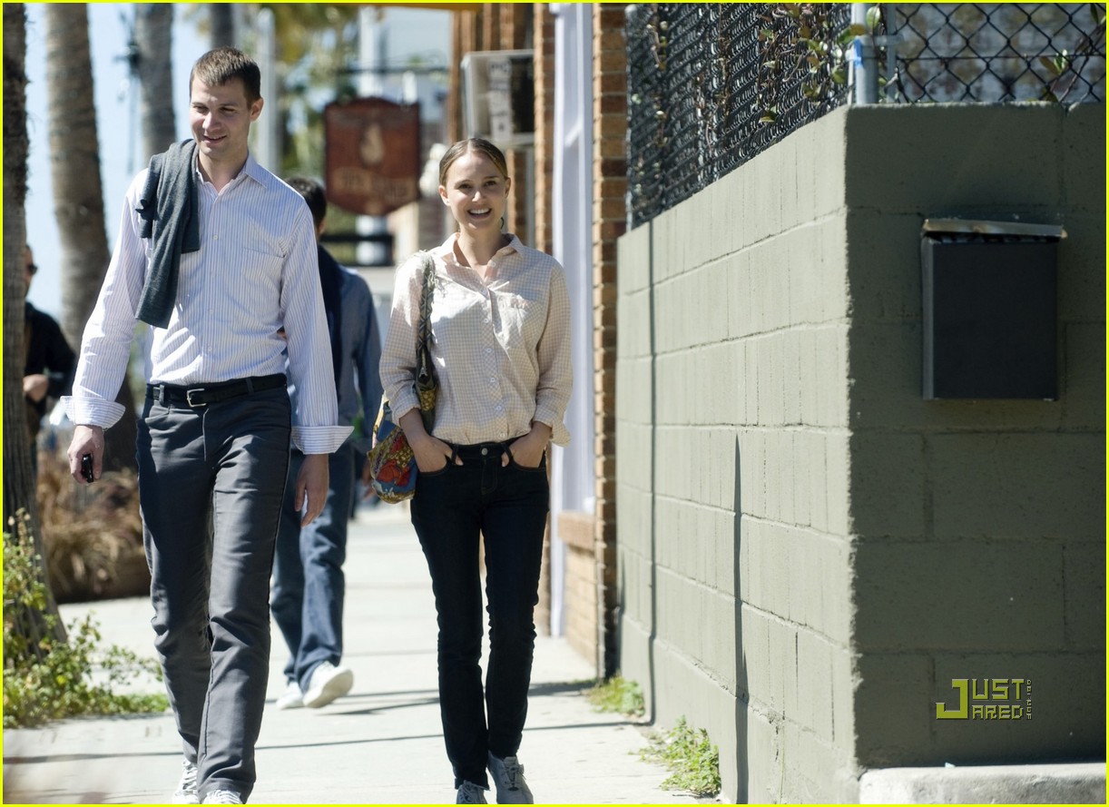 Natalie Portman Hits J's Kitchen: Photo 2434456 | Natalie Portman ...