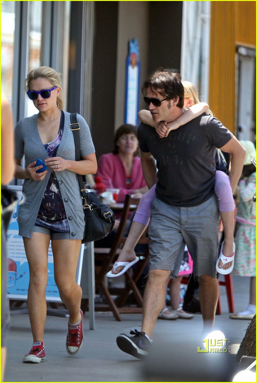 Anna Paquin Picks Up Pinkberry: Photo 2445389 | Anna Paquin, Lilac ...