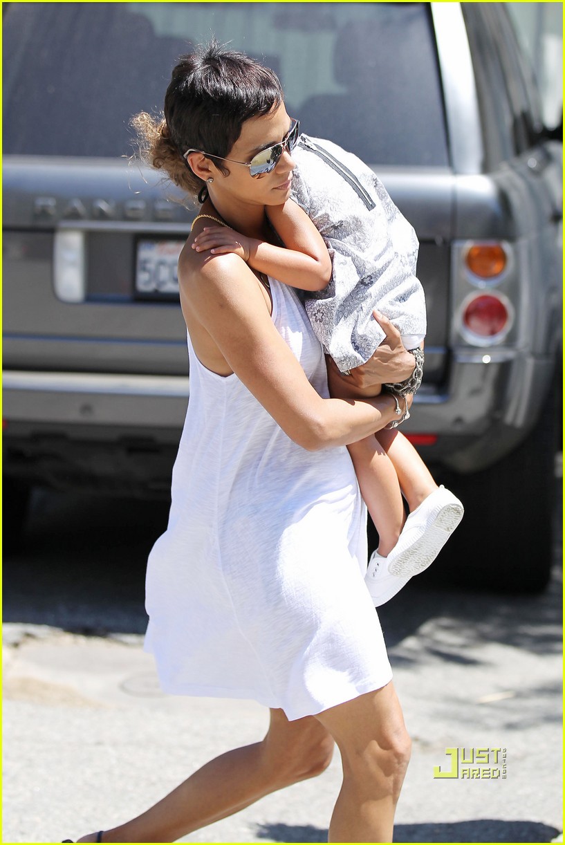 Halle Berry: Napping Nahla!: Photo 2455238 | Celebrity Babies, Gabriel ...