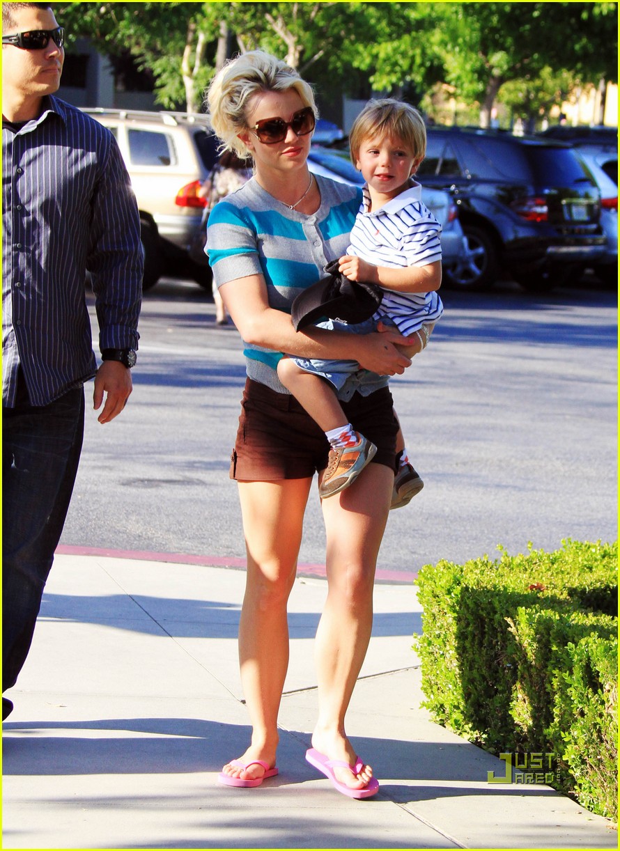 Britney Spears: Johnny Rockets Family Fun: Photo 2456298 | Britney ...