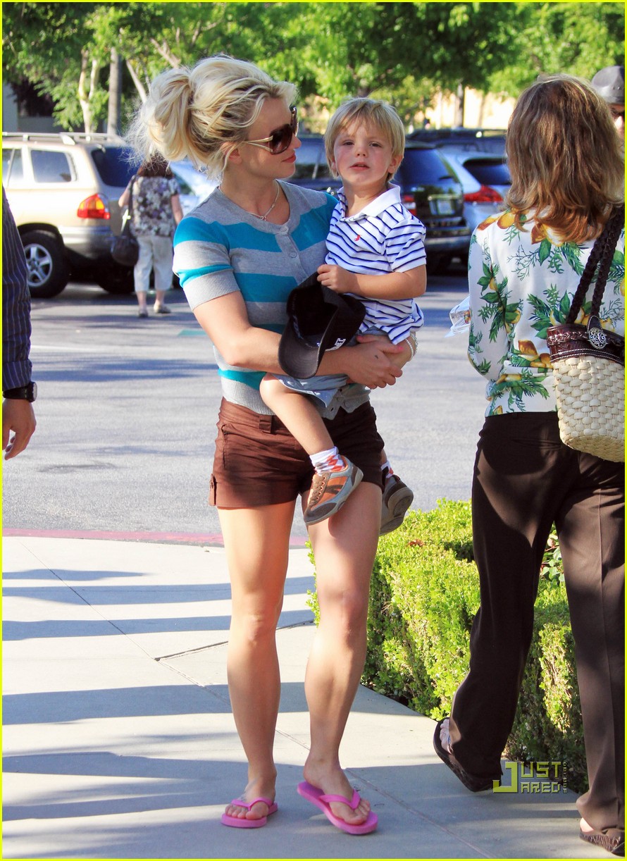 Britney Spears: Johnny Rockets Family Fun: Photo 2456302 | Britney ...