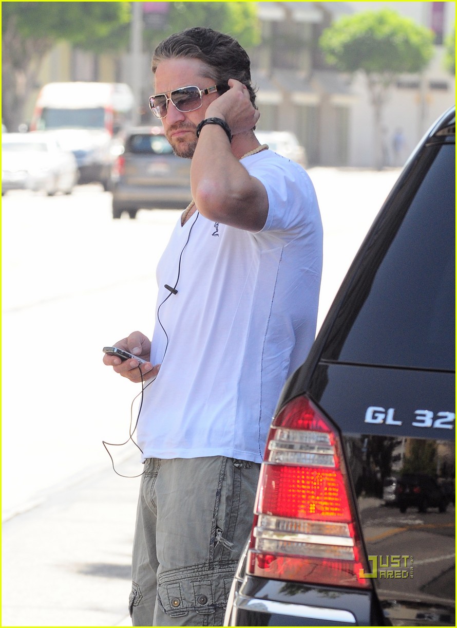 Photo: gerard butler white shirt errands 06 | Photo 2459056 | Just ...