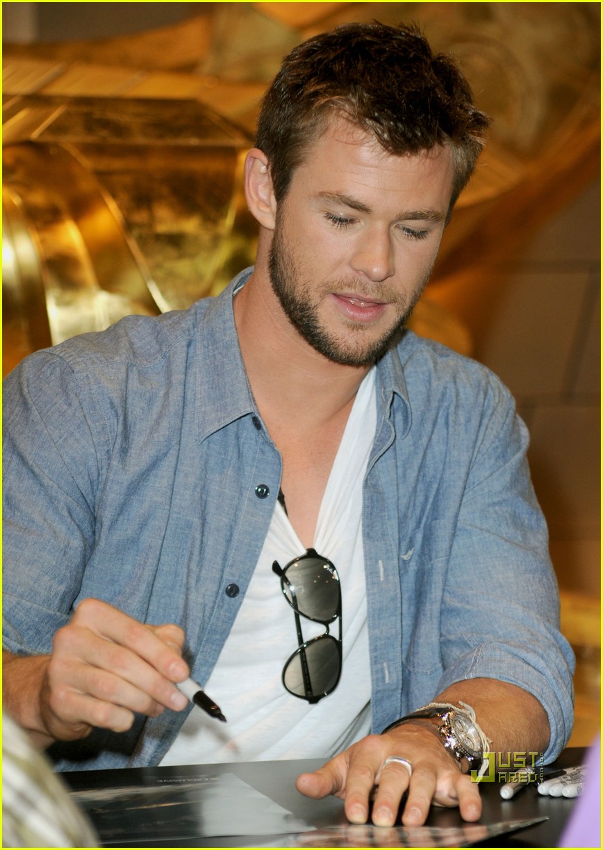 Chris Hemsworth Thors Out at Comic-Con: Photo 2468859 | Chris Hemsworth ...